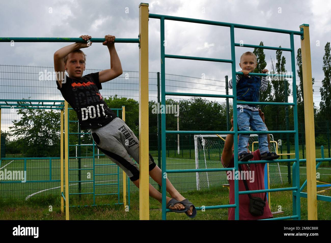 Children play as their parents wait to receive humanitarian aid in the ...