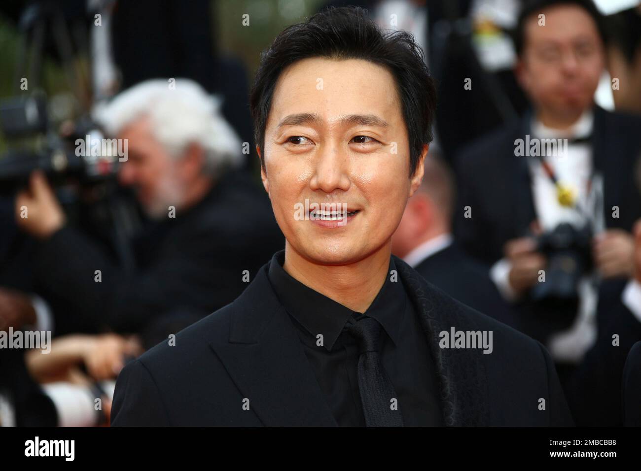 Park Hae-il poses for photographers upon arrival at the awards ceremony ...