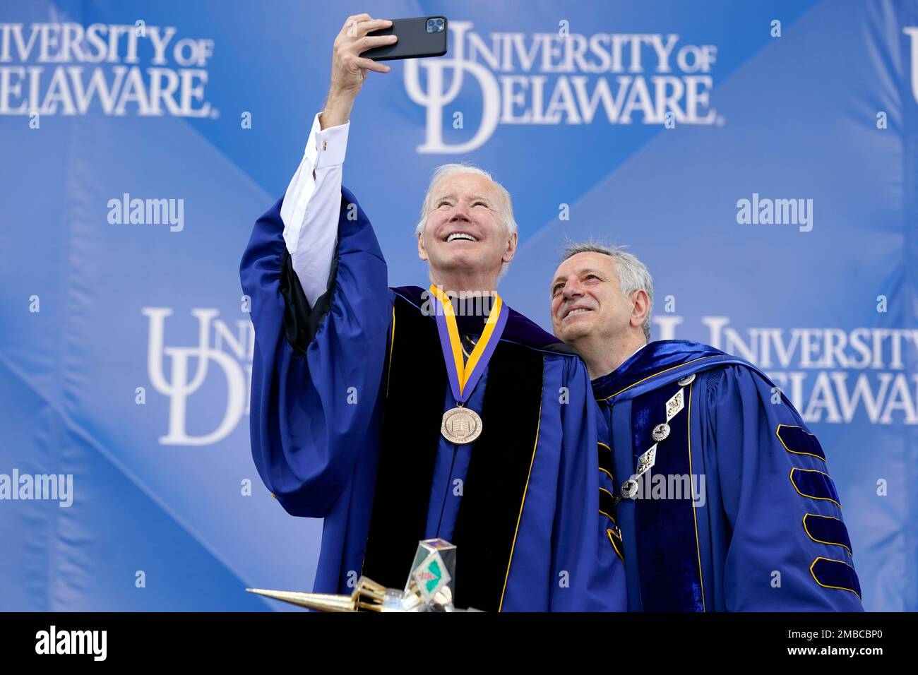 President Joe Biden takes a selfie with University of Delaware ...