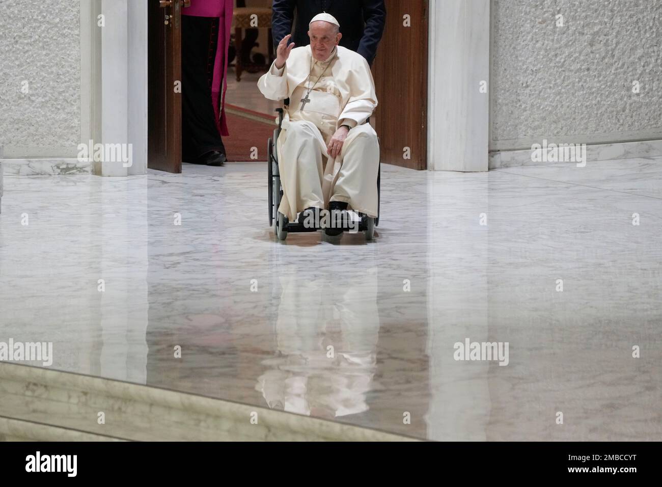 Pope Francis arrives in the Paul VI hall to meet with Italian members ...