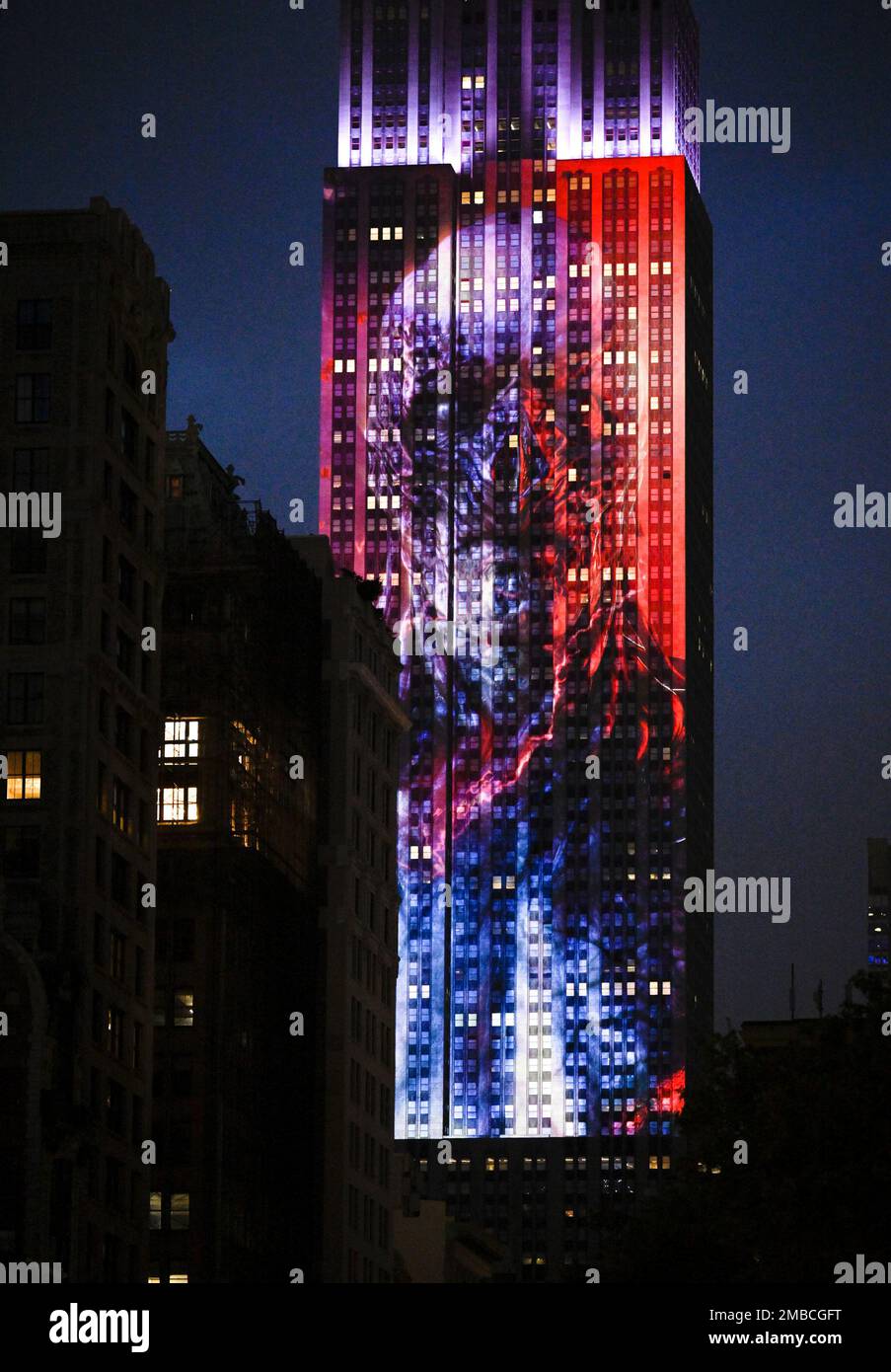 A "rift" (portal to the Upside Down) appears on the Empire State ...