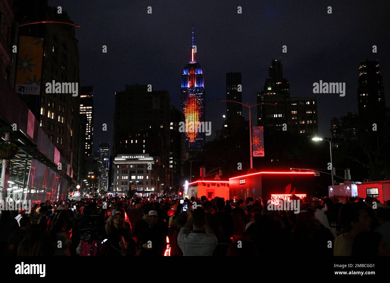 A "rift" (portal to the Upside Down) appears on the Empire State ...