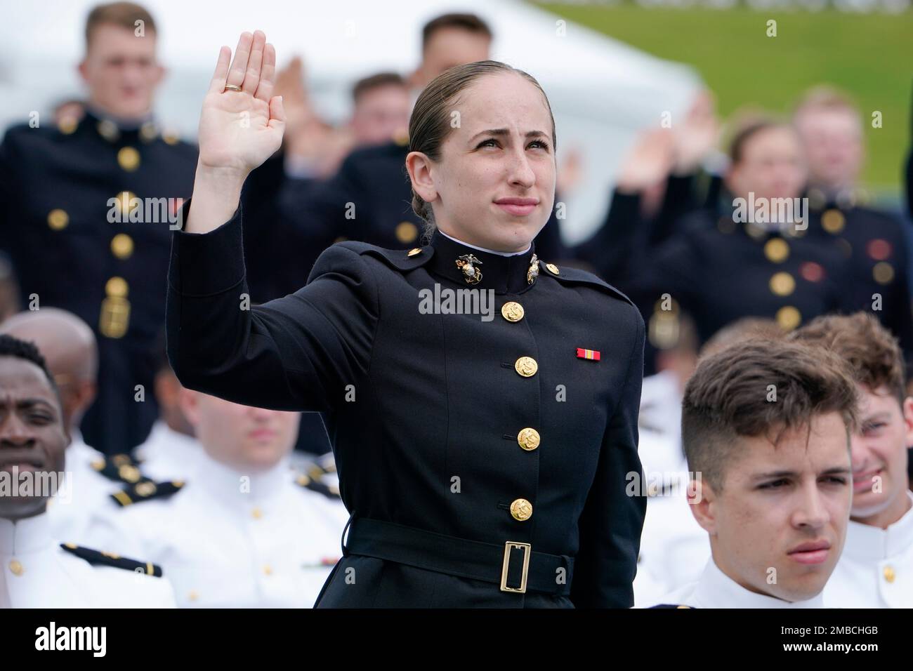 Graduating U.S. Naval Academy midshipmen raise their right hands as ...