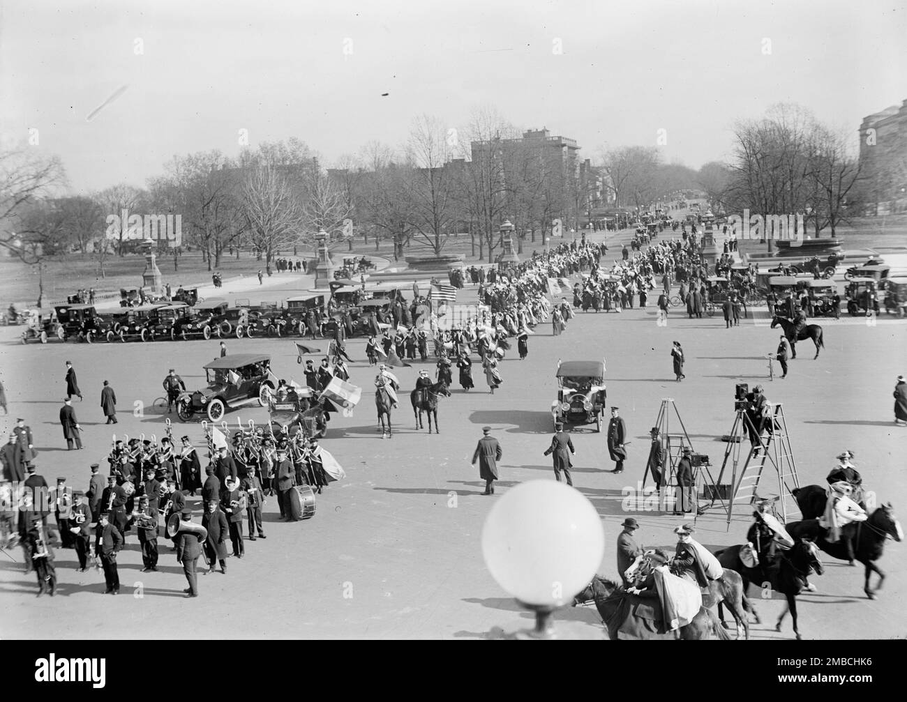 Woman suffragettes marching hi-res stock photography and images - Alamy