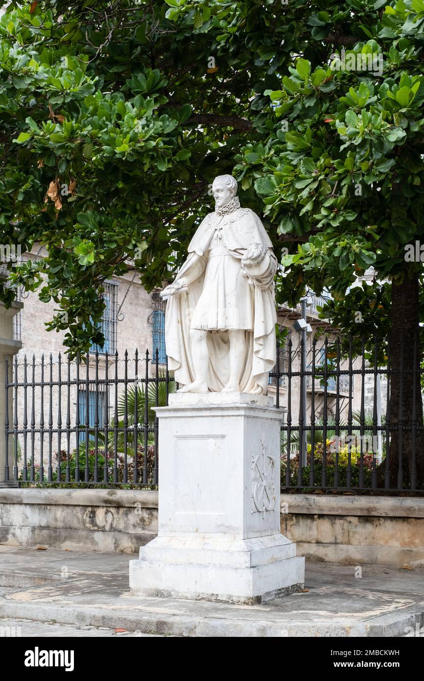 Statue in Plaza de Armas, Havana, Cuba Stock Photo - Alamy