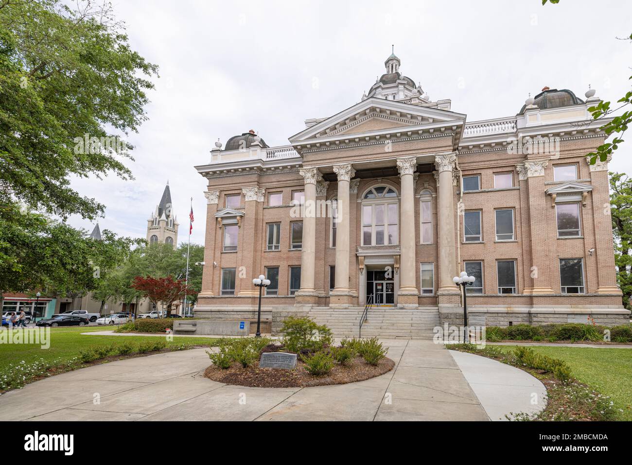 Valdosta, Georgia, USA - April 16, 2022: The Lowndes County Courthouse ...