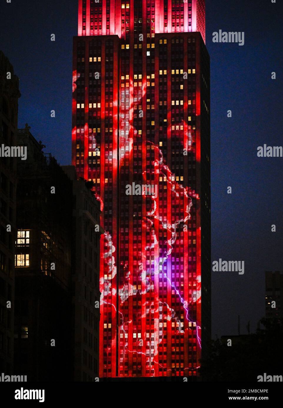 A "rift" (portal to the Upside Down) appears on the Empire State ...