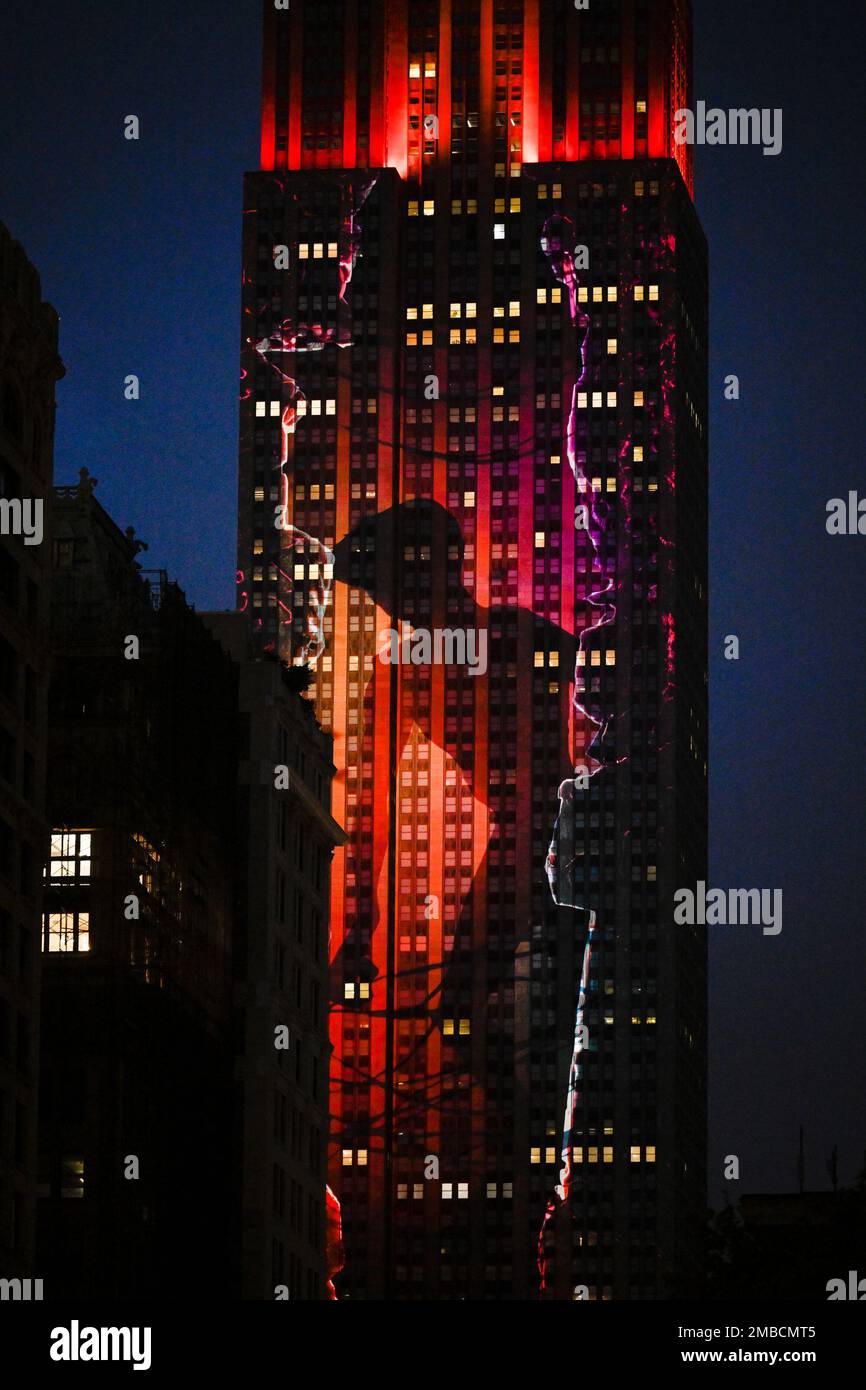A "rift" (portal to the Upside Down) appears on the Empire State ...