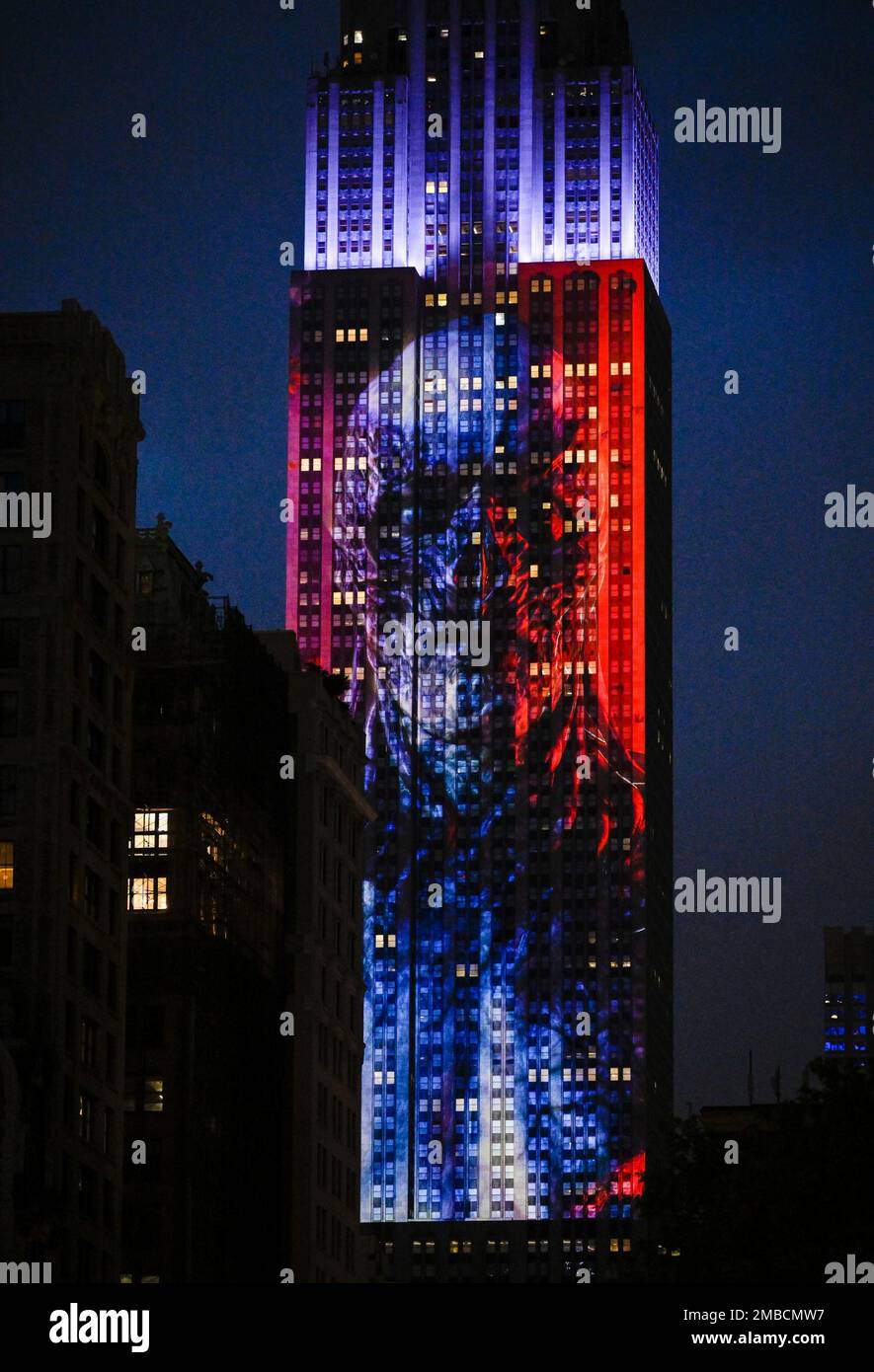 A "rift" (portal to the Upside Down) appears on the Empire State ...