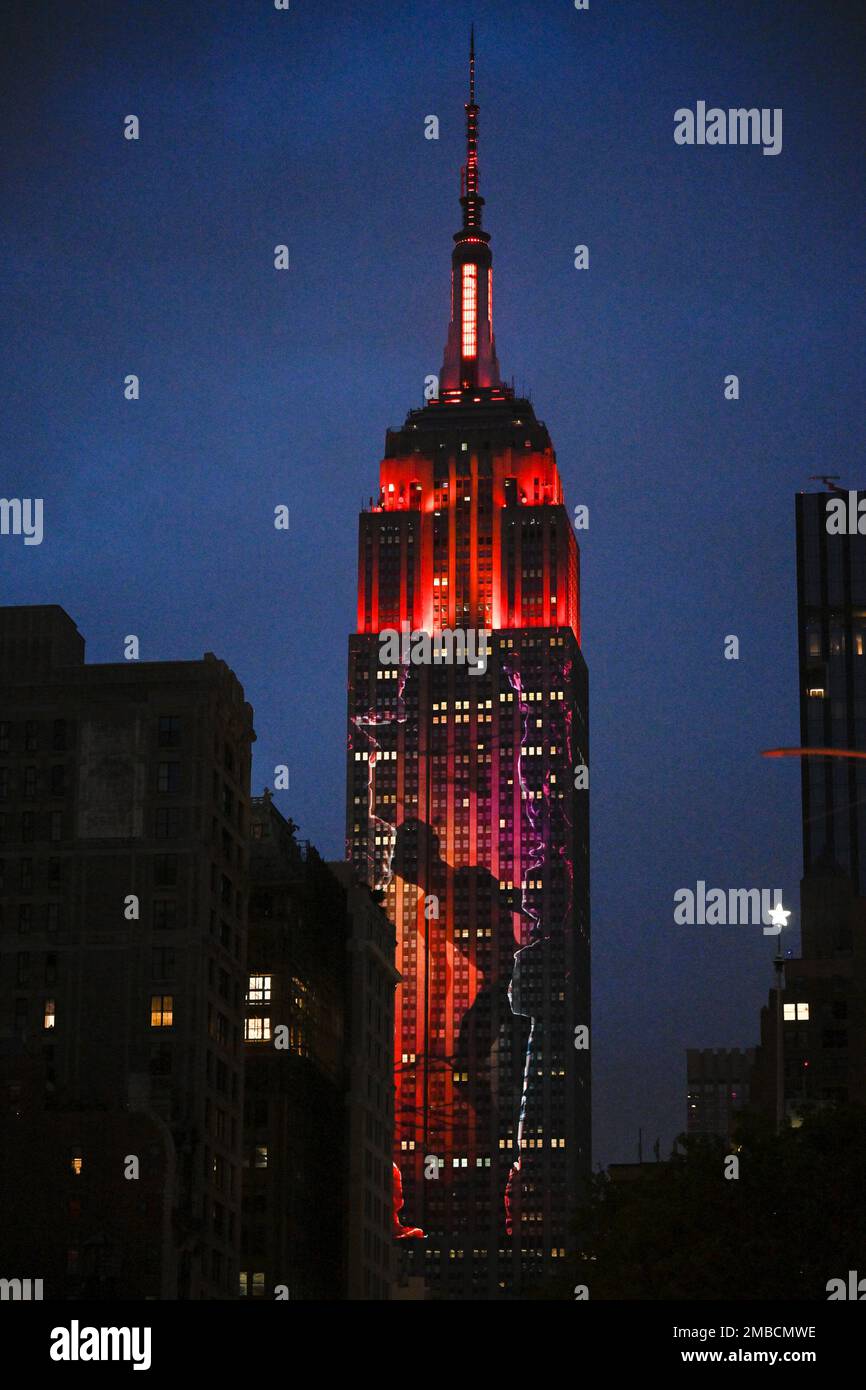 A "rift" (portal to the Upside Down) appears on the Empire State ...
