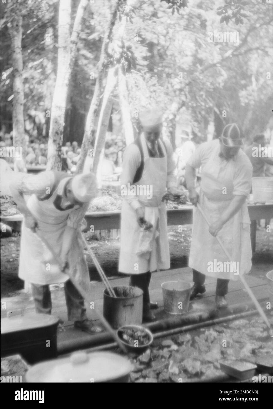 Moore, George Gordon, barbecue, 1927 Aug Stock Photo - Alamy