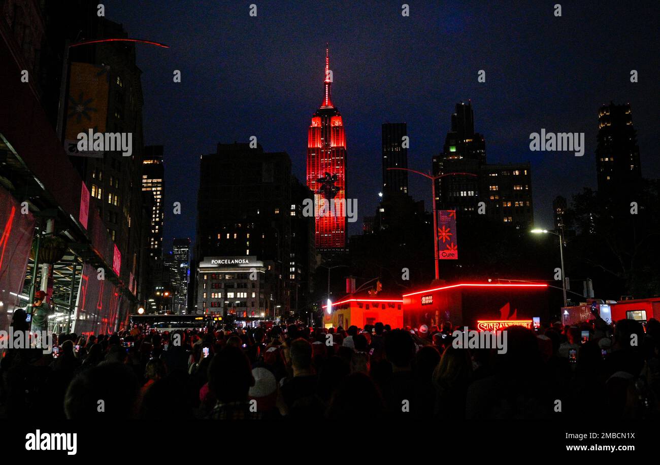 A "rift" (portal to the Upside Down) appears on the Empire State ...