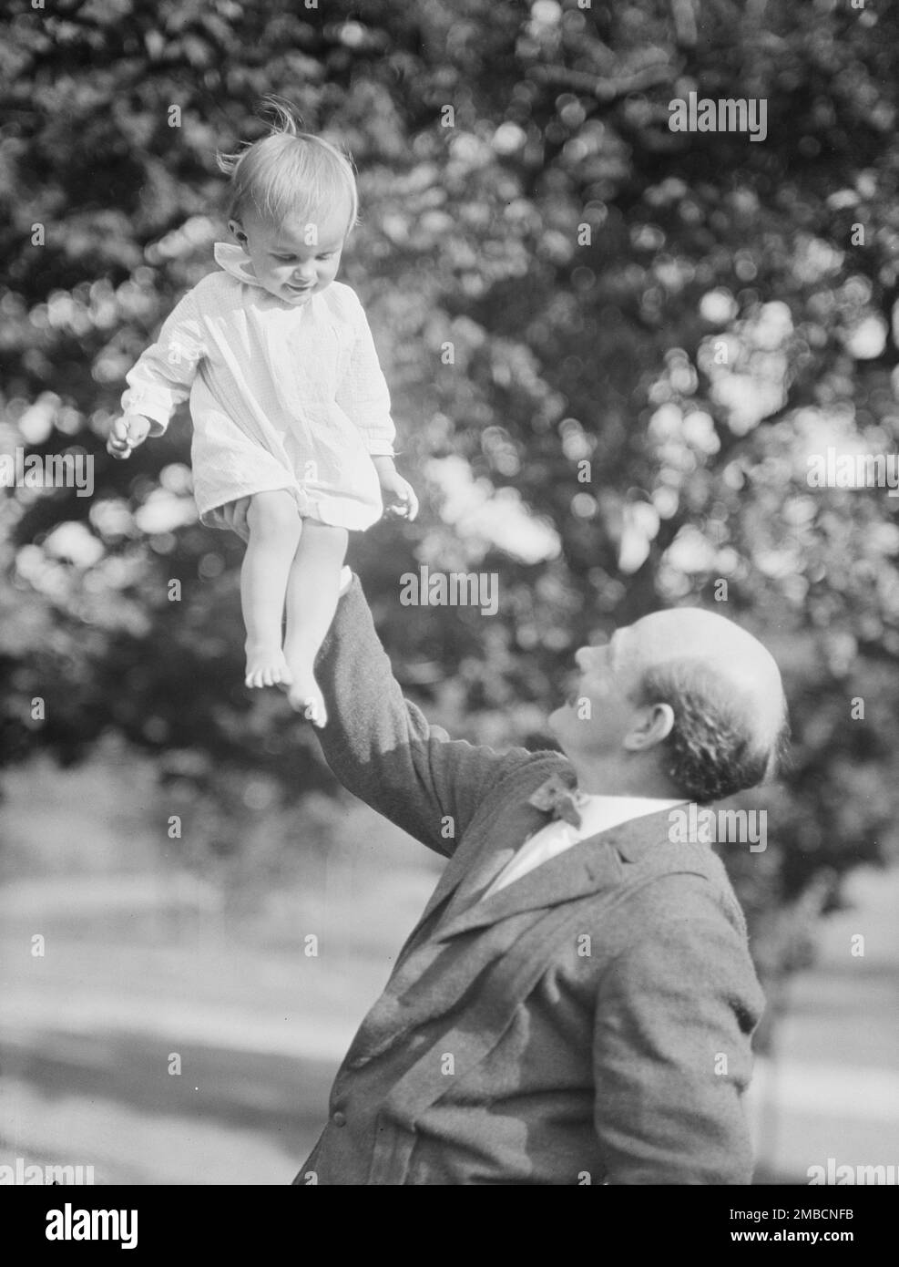 Borglum, Gutzon, Mr., and child, outdoors, 1917 Aug. 18 Stock Photo - Alamy