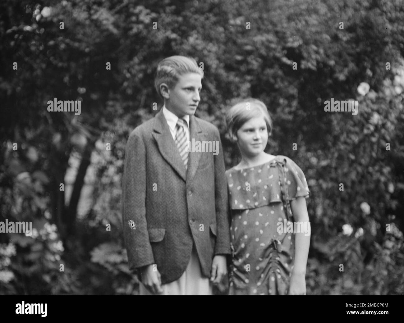 Halsey, Eugene, children of, standing outdoors, 1931 Stock Photo - Alamy