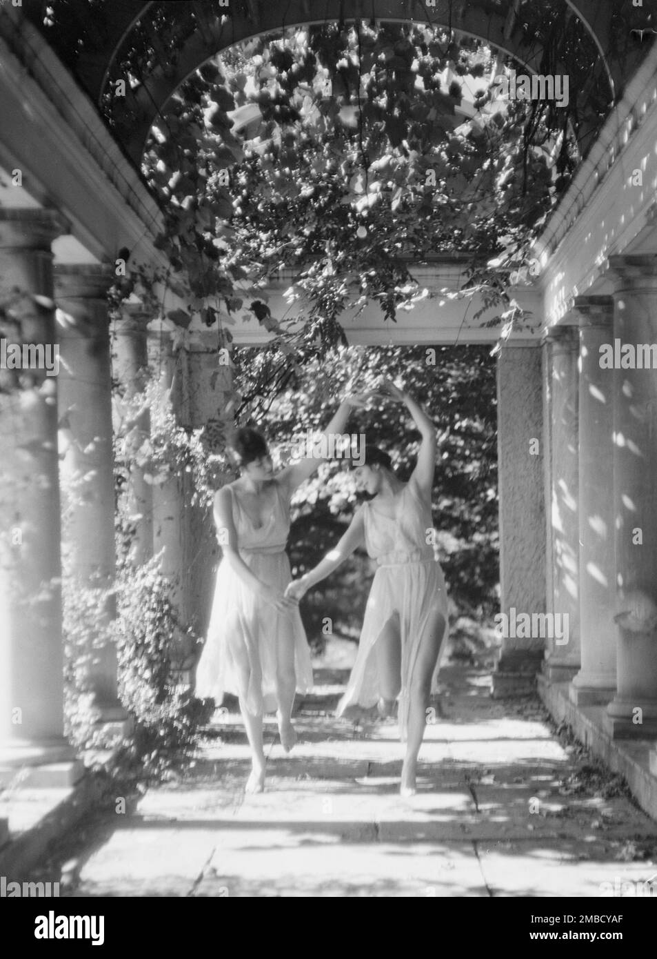Elizabeth Duncan dancers and children, 1927 Stock Photo - Alamy