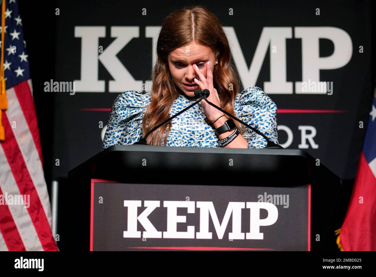 Amy Porter Kemp wipes away tear as she introduced her father Georgia ...