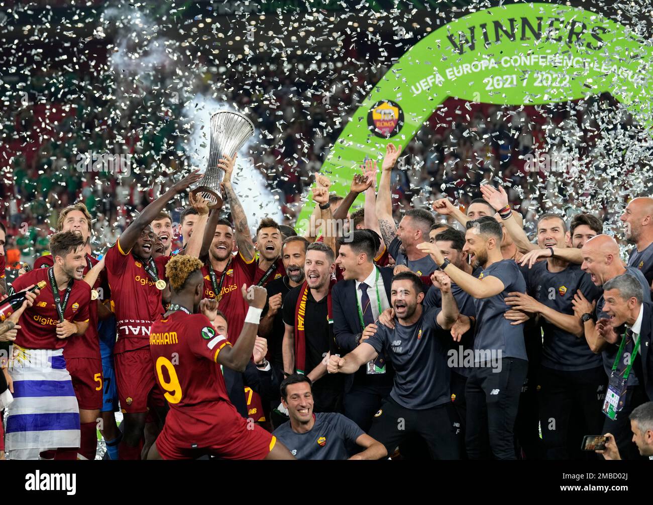 Roma players celebrate with the trophy after winning the Europa ...