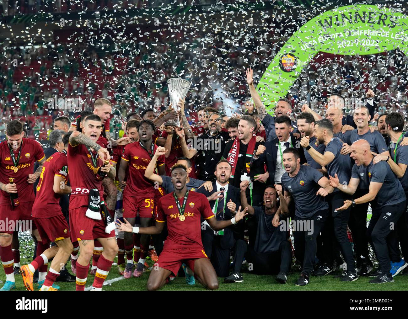 Roma players celebrate with the trophy after winning the Europa ...