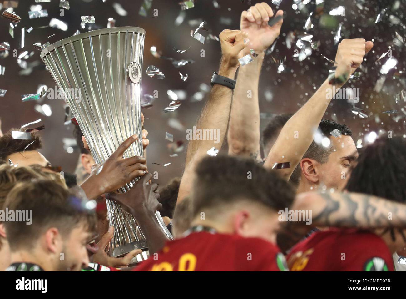 Roma players celebrate with the trophy after winning the Europa ...