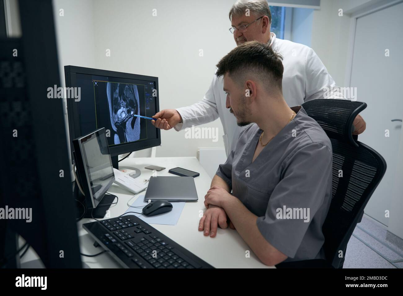 Medical mri scan monitor room hi-res stock photography and images - Alamy