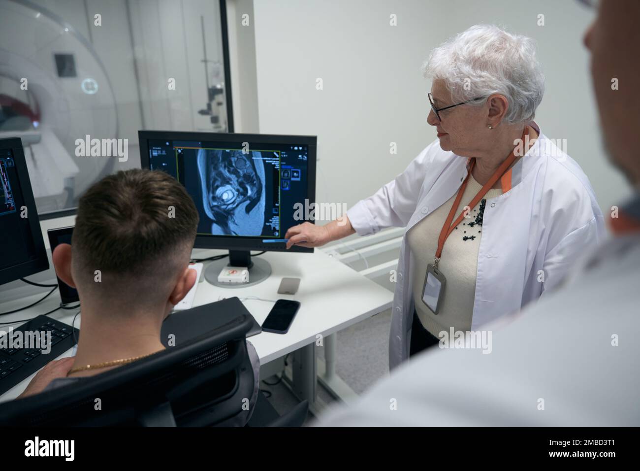 Elderly man mri scan hi-res stock photography and images - Alamy