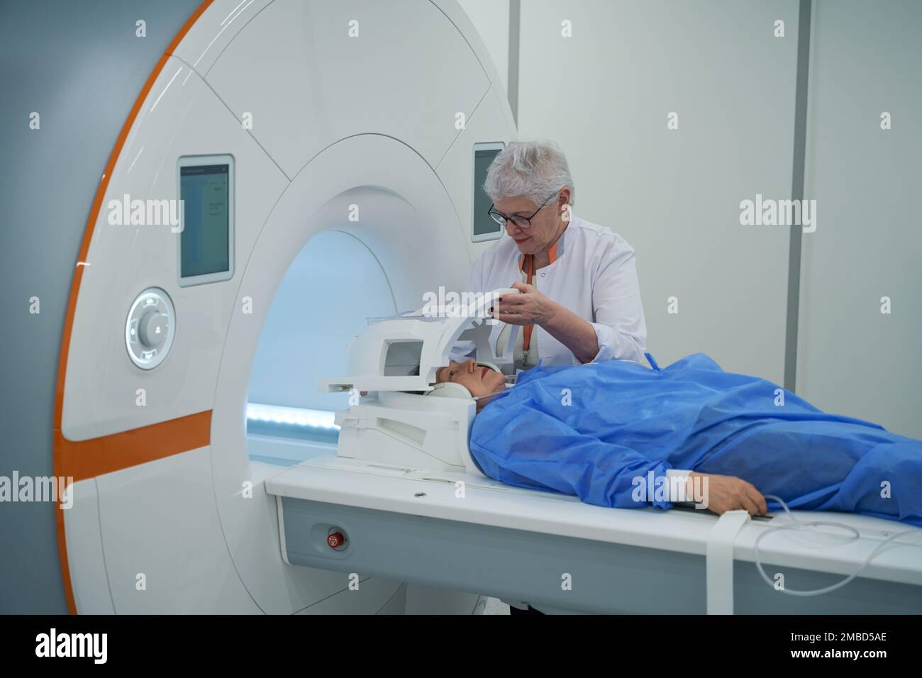 Doctor prepares patient medical procedure hi-res stock photography and ...