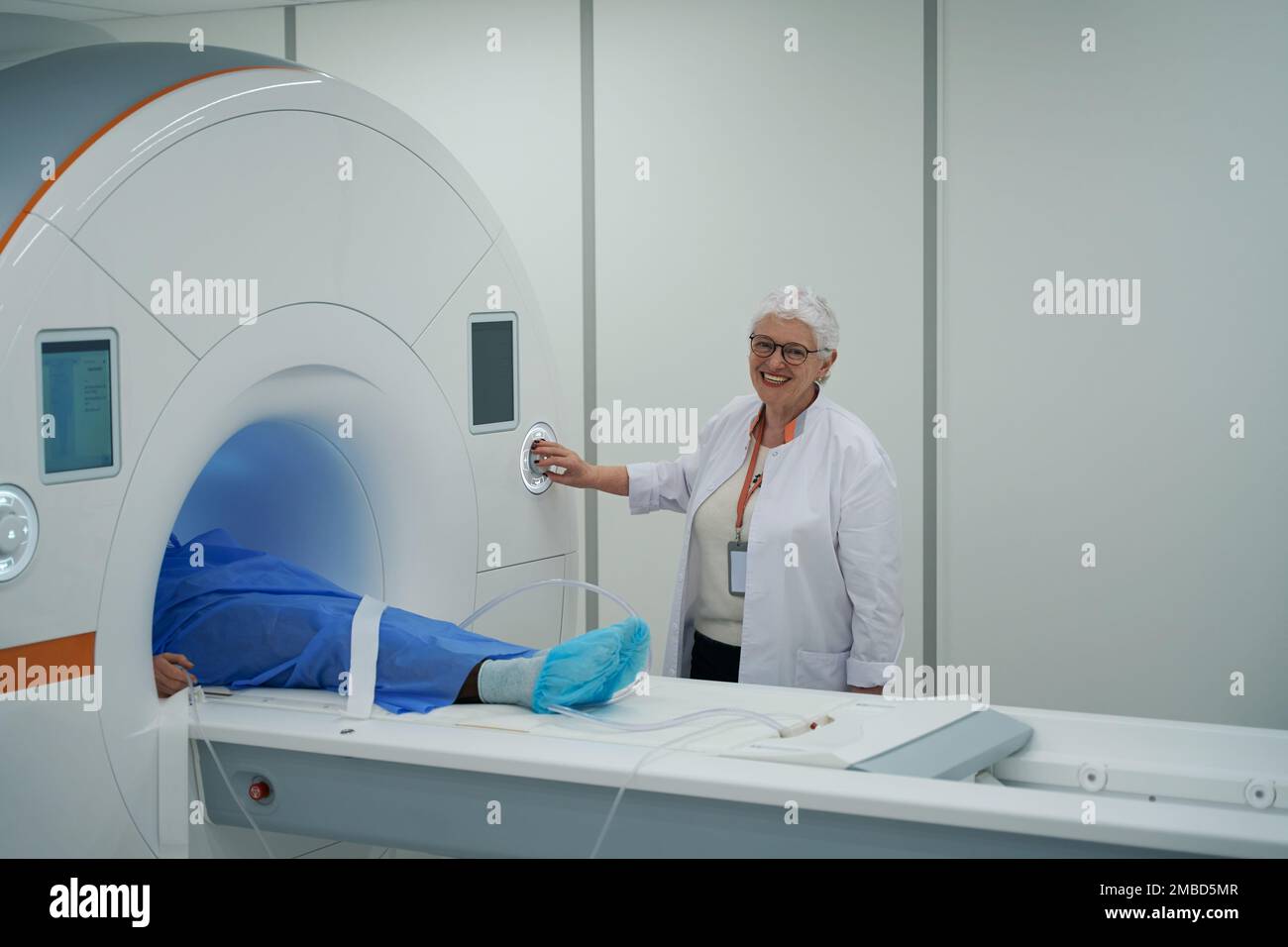 Elderly woman diagnostician performs an MRI procedure Stock Photo - Alamy