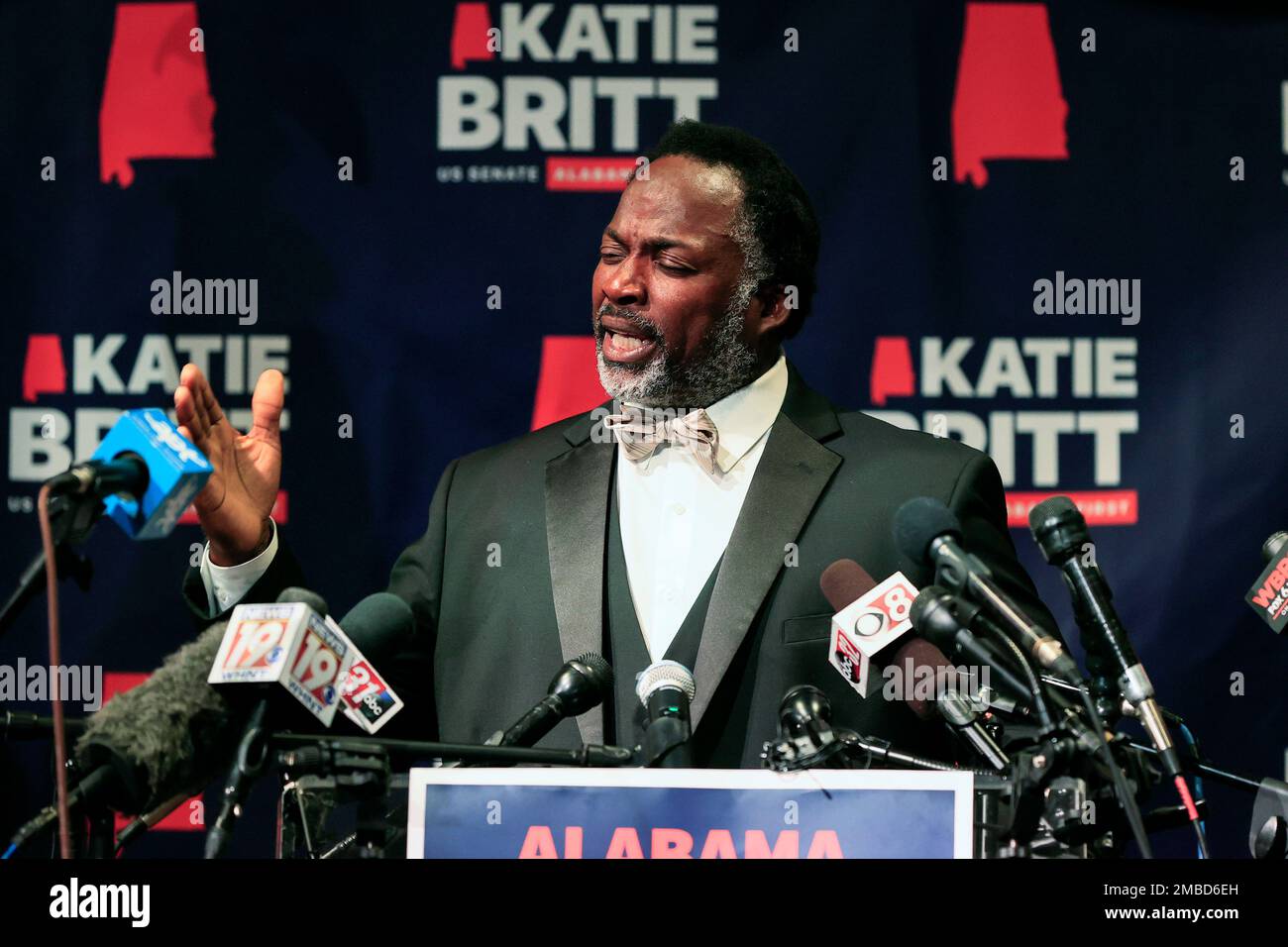 Former Alabama and NFL football player Siran Stacy leads a prayer with ...