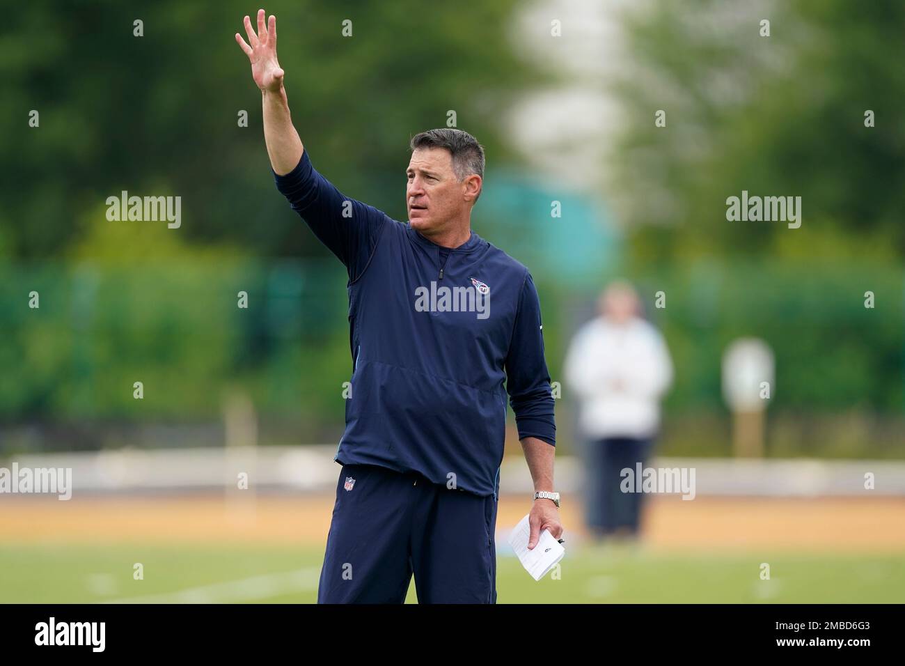 Tennessee Titans quarterbacks coach Pat O'Hara directs players at the ...