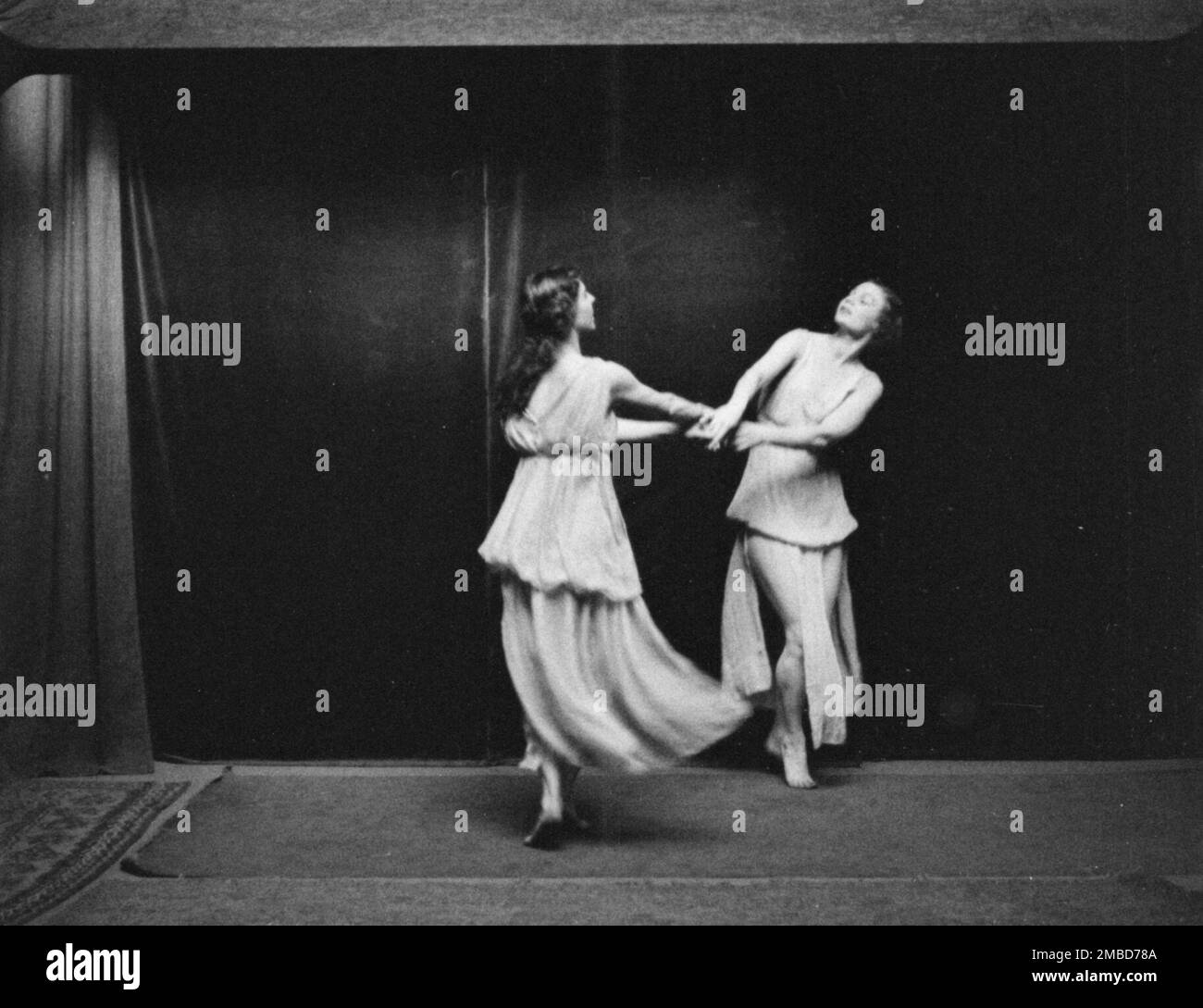 1920s women holding hands hi-res stock photography and images - Alamy