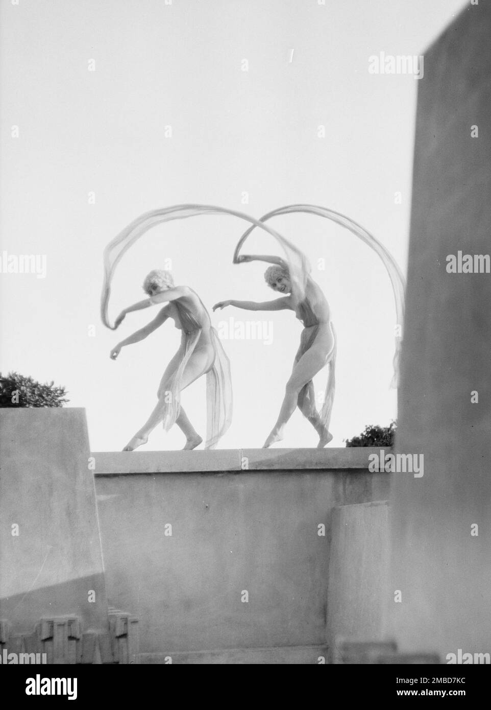 1920s female dancers outside hi-res stock photography and images - Alamy