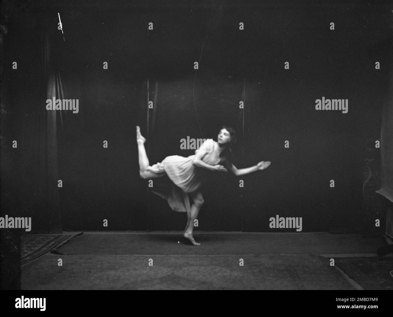 Back stage 1920s hi-res stock photography and images - Alamy