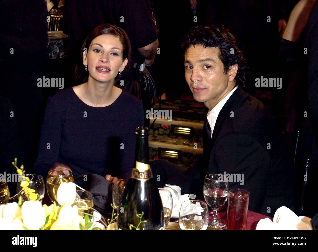 Julia Roberts & Benjamin Bratt at the Golden Globe Awards in 2002 ...