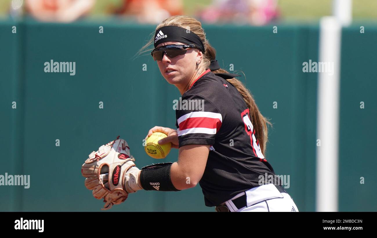 Louisiana Lafayette's Melissa Mayeux throws the ball during an NCAA ...