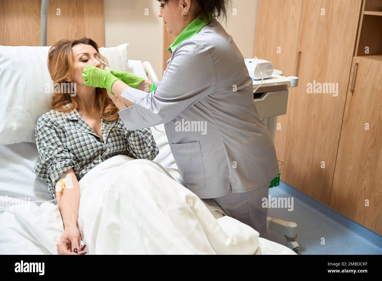 Medical worker treats patient, maintains oxygen balance Stock Photo - Alamy