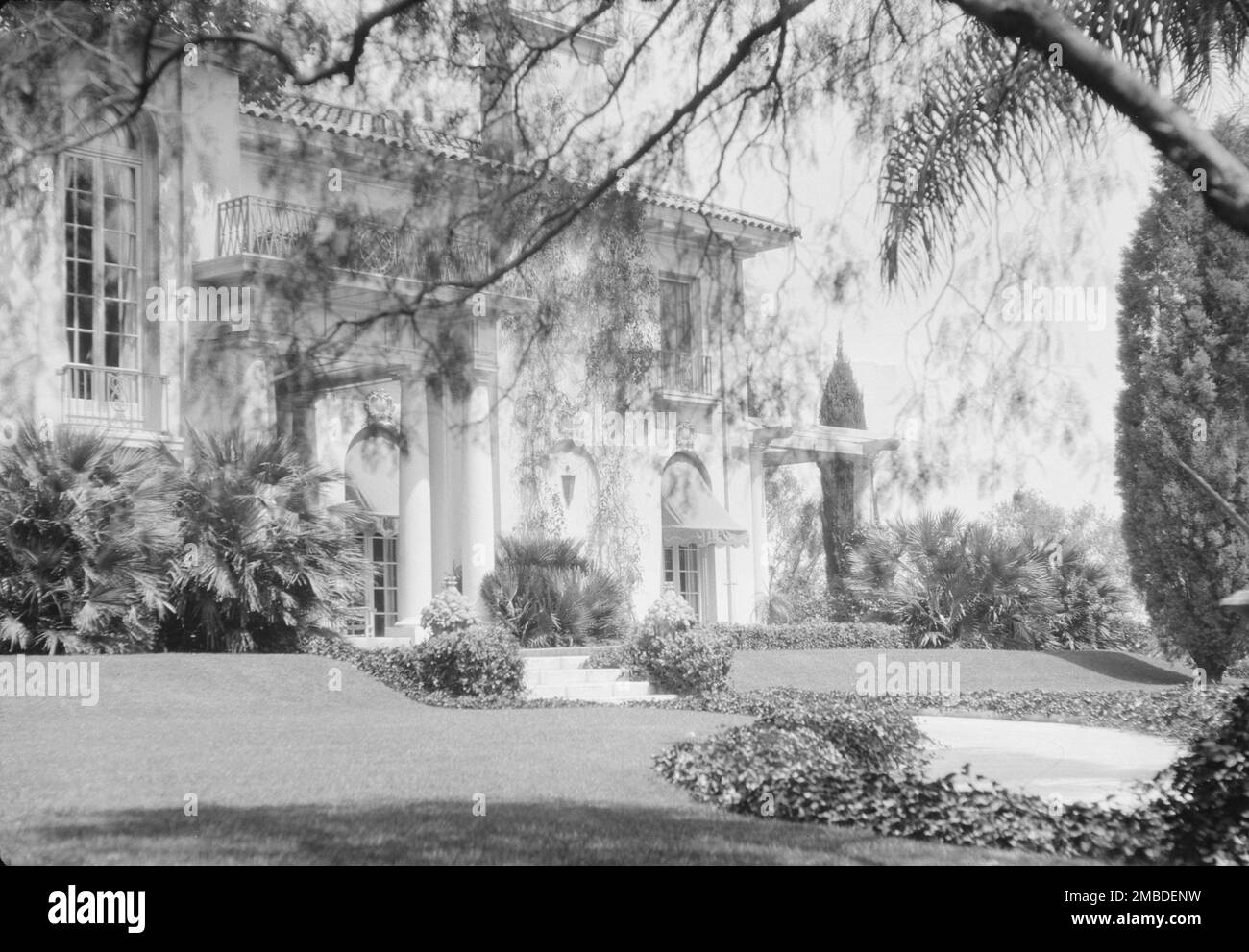 1920s hollywood mansion Black and White Stock Photos & Images - Alamy