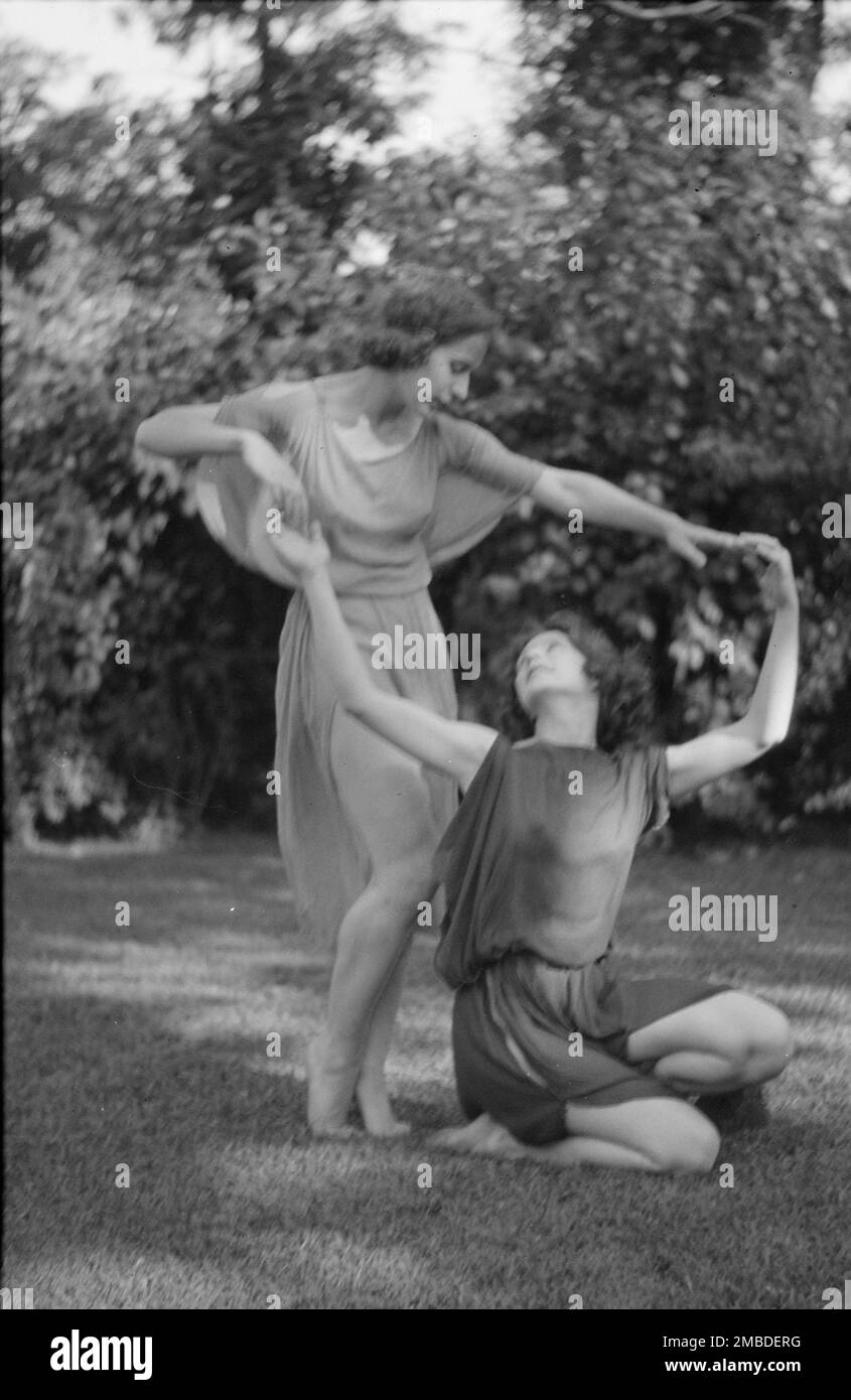 Desha and Leah dancing in Port Washington, 1921 Aug. 21 Stock Photo - Alamy