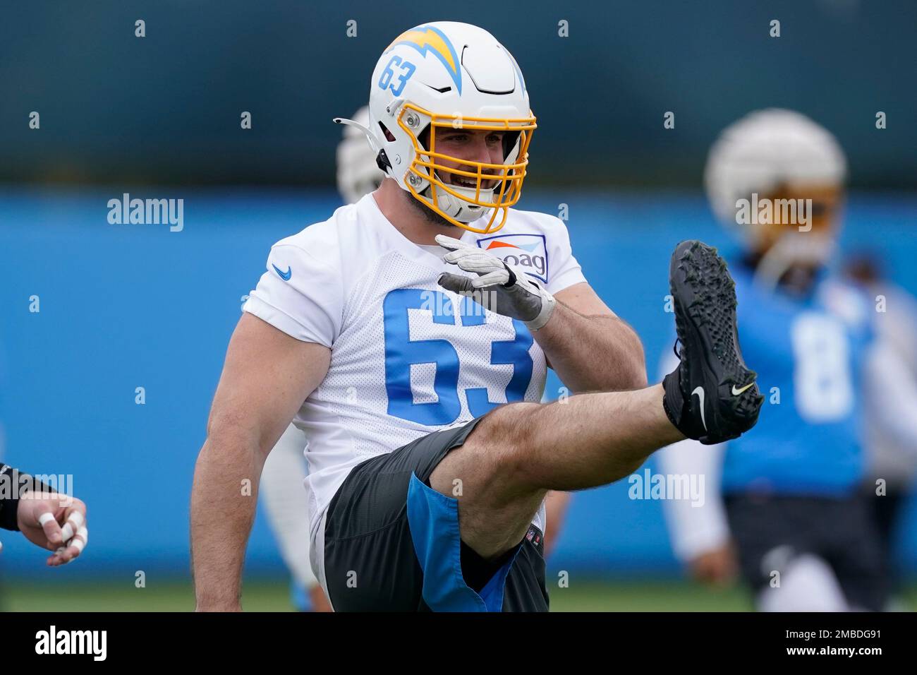 Los Angeles Chargers center Corey Linsley participates in drills during ...