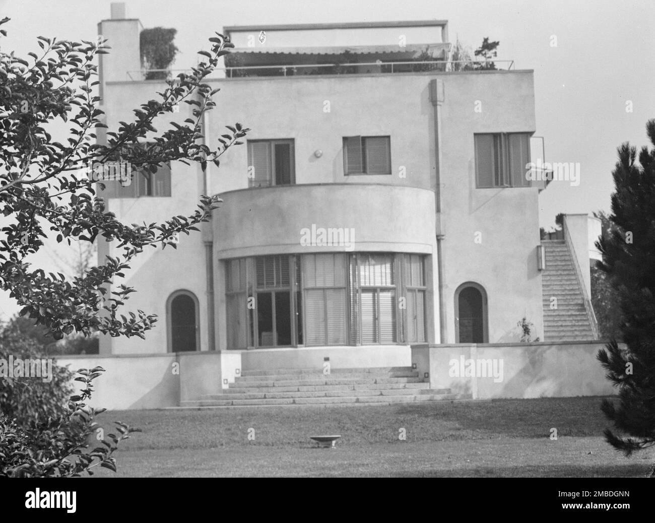 American modernism architecture 1930s Black and White Stock Photos ...