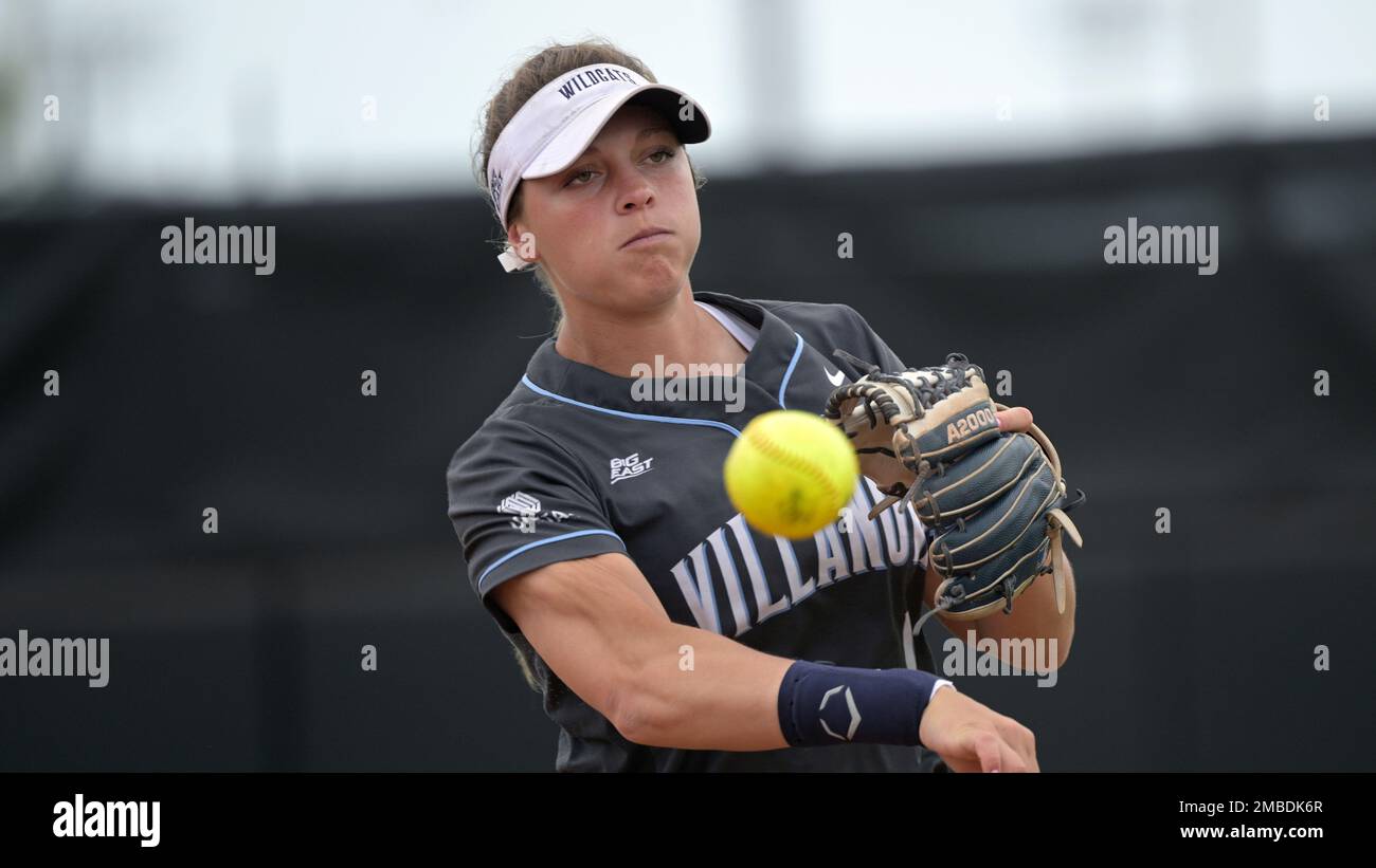 Villanova's Angela Giampolo (1) throws during an NCAA softball game ...
