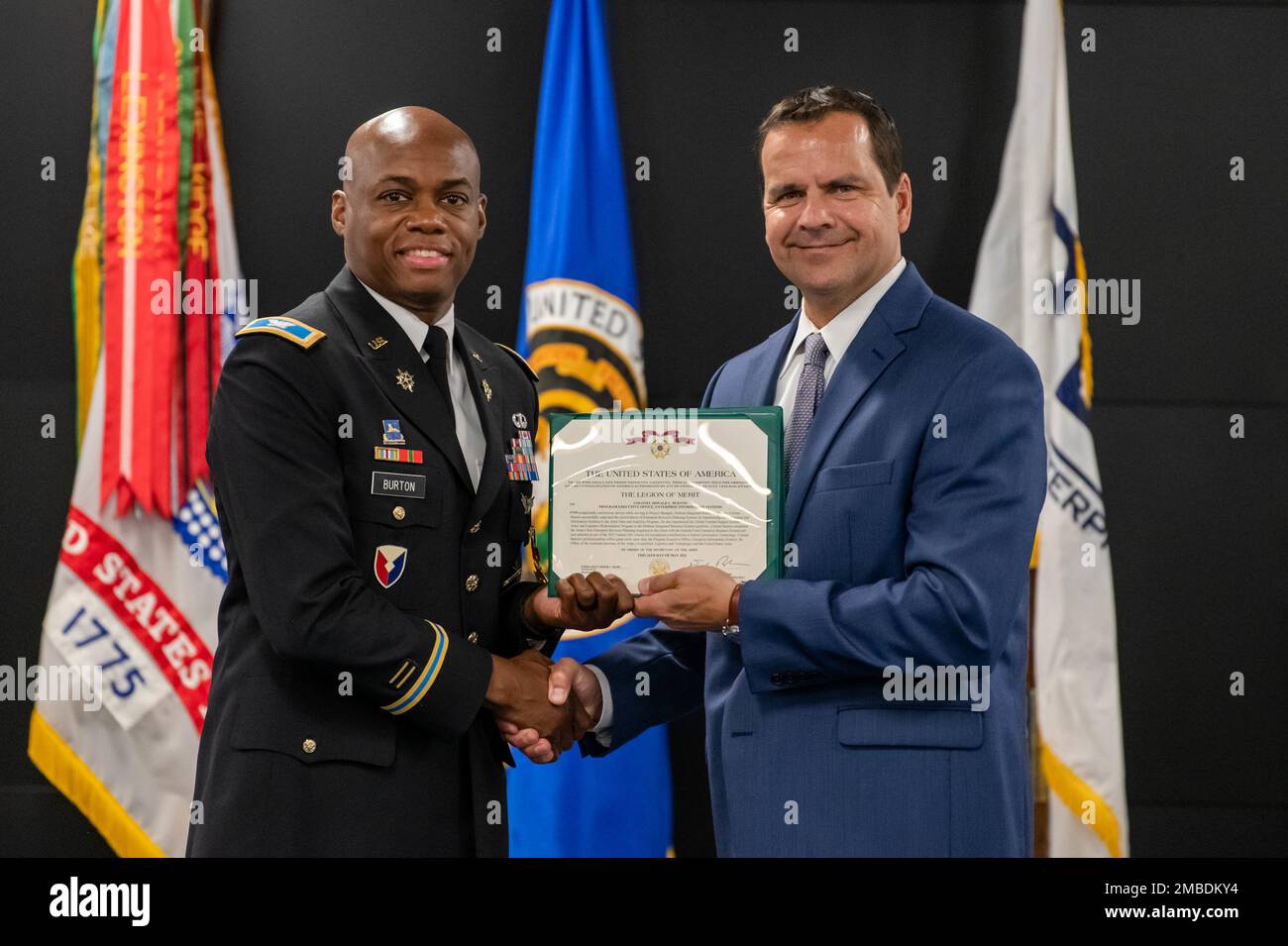 PEO EIS Program Executive Officer Ross Guckert (r.) presents the Legion ...