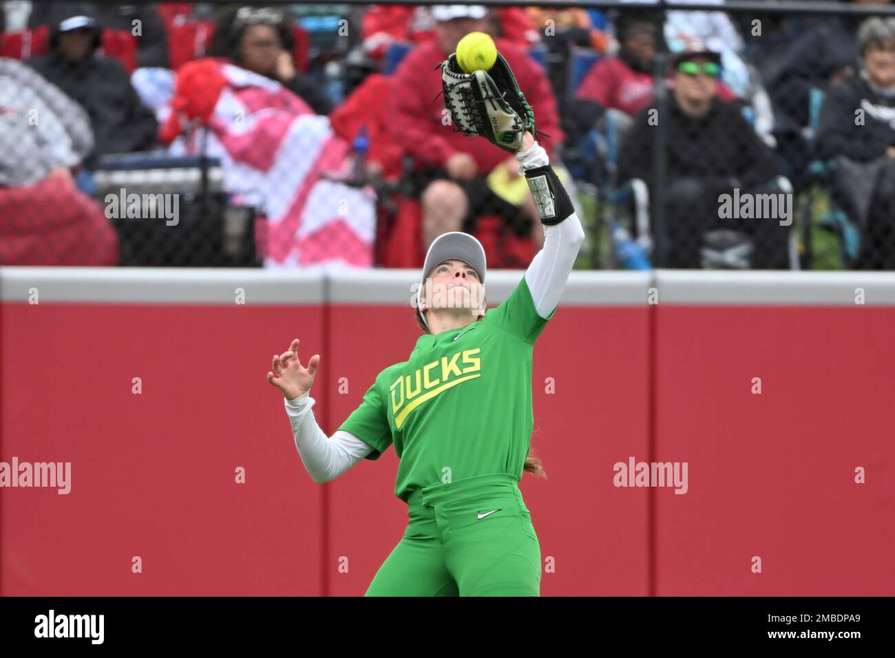 Oregon outfielder Ariel Carlson (3) makes a play on a fly ball against ...