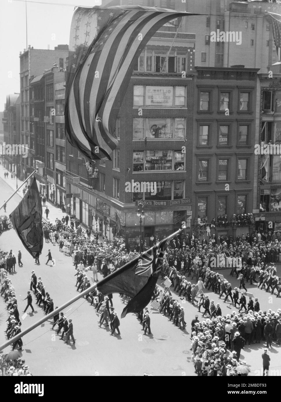 Us new york walking Black and White Stock Photos & Images - Alamy