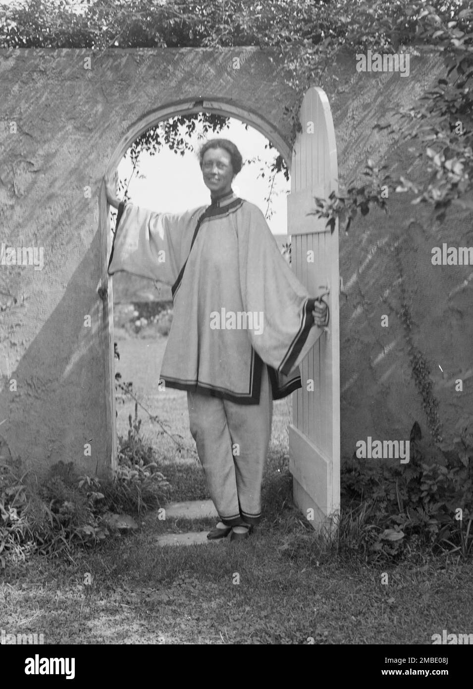 King, Hamilton, Mrs., standing in a garden door, 1932 Stock Photo - Alamy