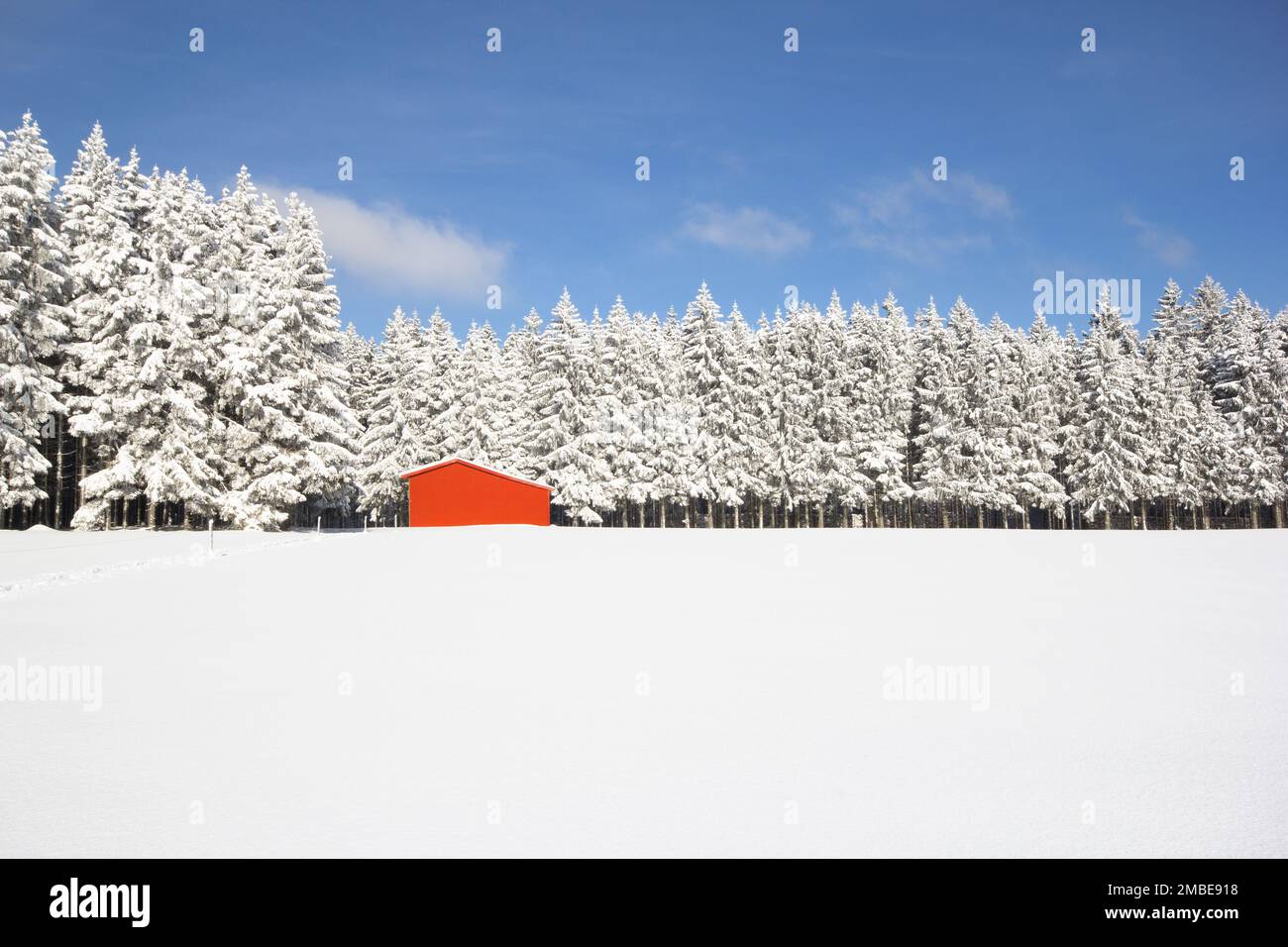 Red barn in snow hi-res stock photography and images - Alamy