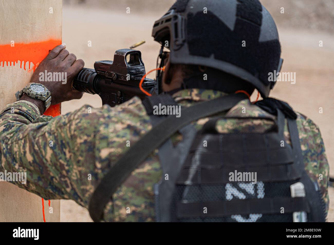 Comando pull hi-res stock photography and images - Alamy