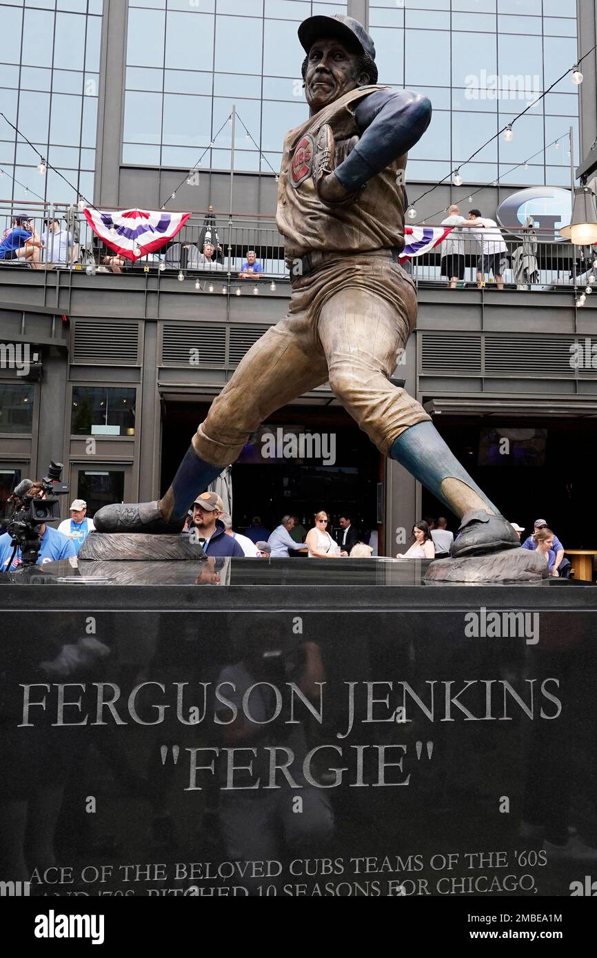 The Chicago Cubs unveiled a statue honoring the former Cubs pitcher ...