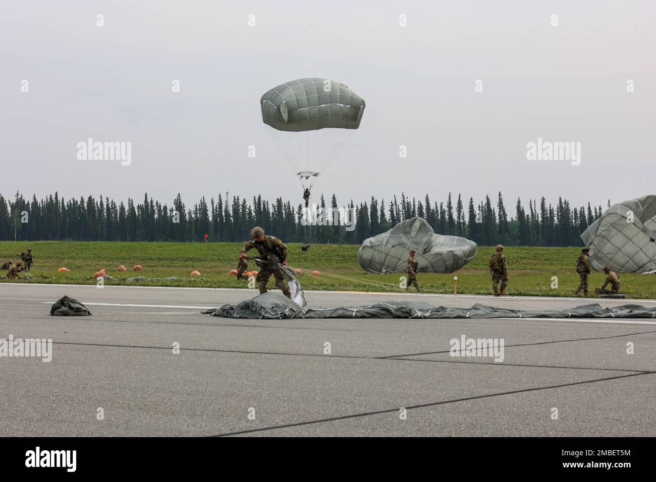 U.S. Army Paratroopers assigned to 3rd Battalion, 509th Parachute ...