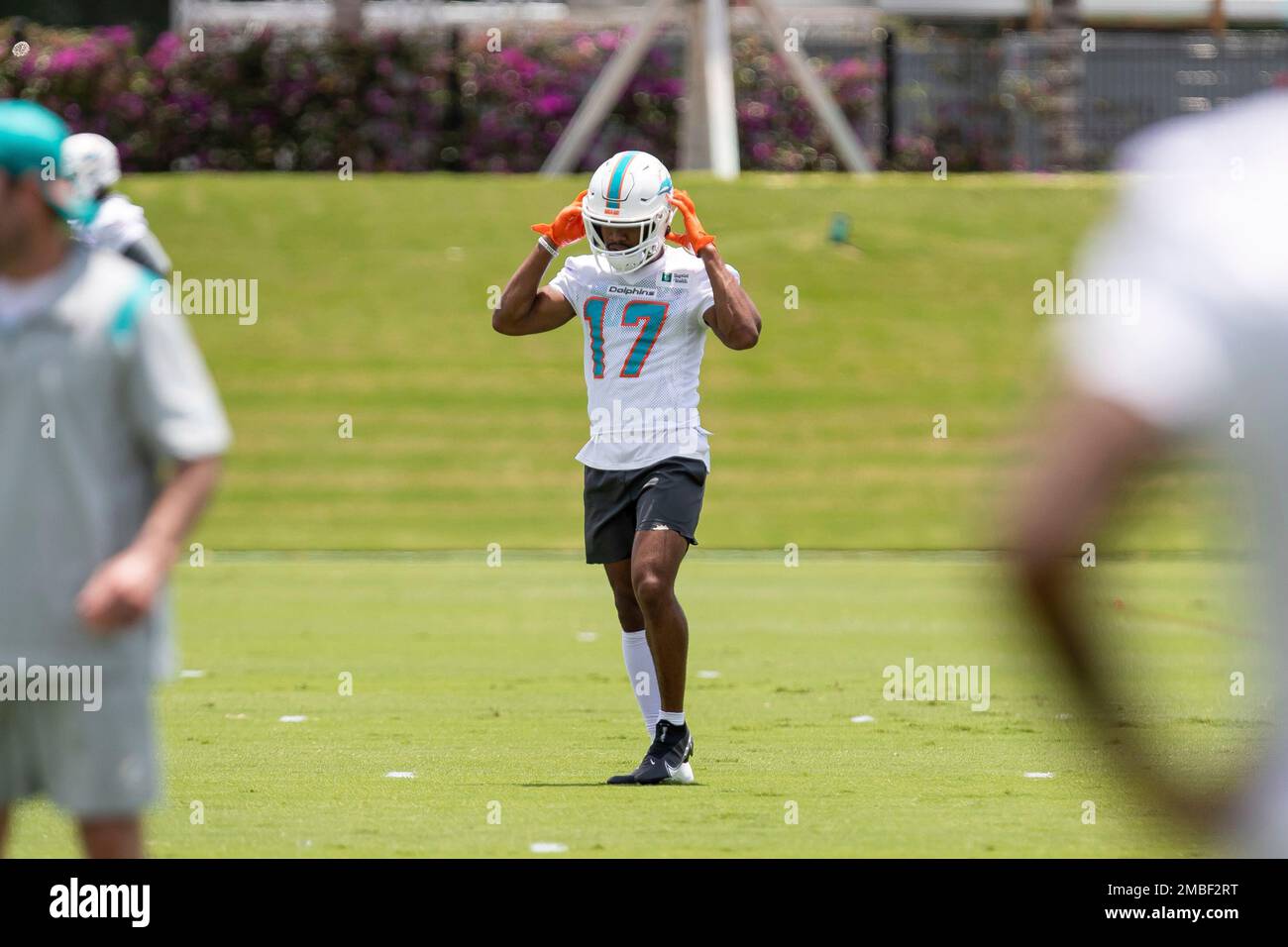 Miami Dolphins wide receiver Jaylen Waddle (17) takes part in drills at ...