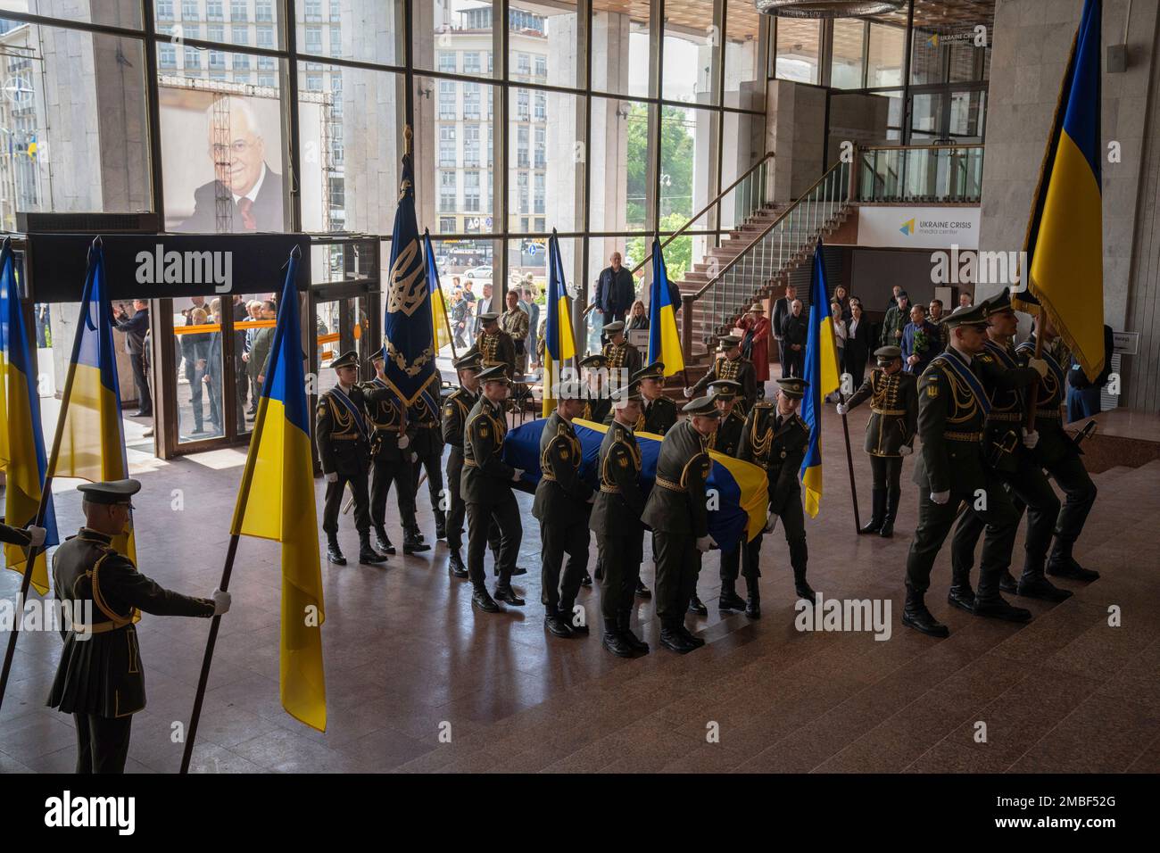 Soldiers carry the coffin of Leonid Kravchuk, independent Ukraine's ...